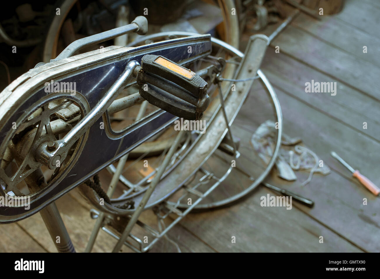 Repair of a broken bicycle Stock Photo - Alamy