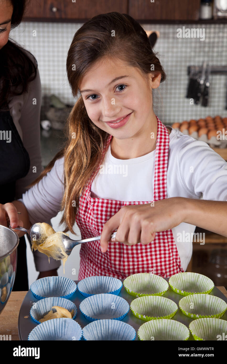 Mother and daughter baking at home Stock Photo - Alamy