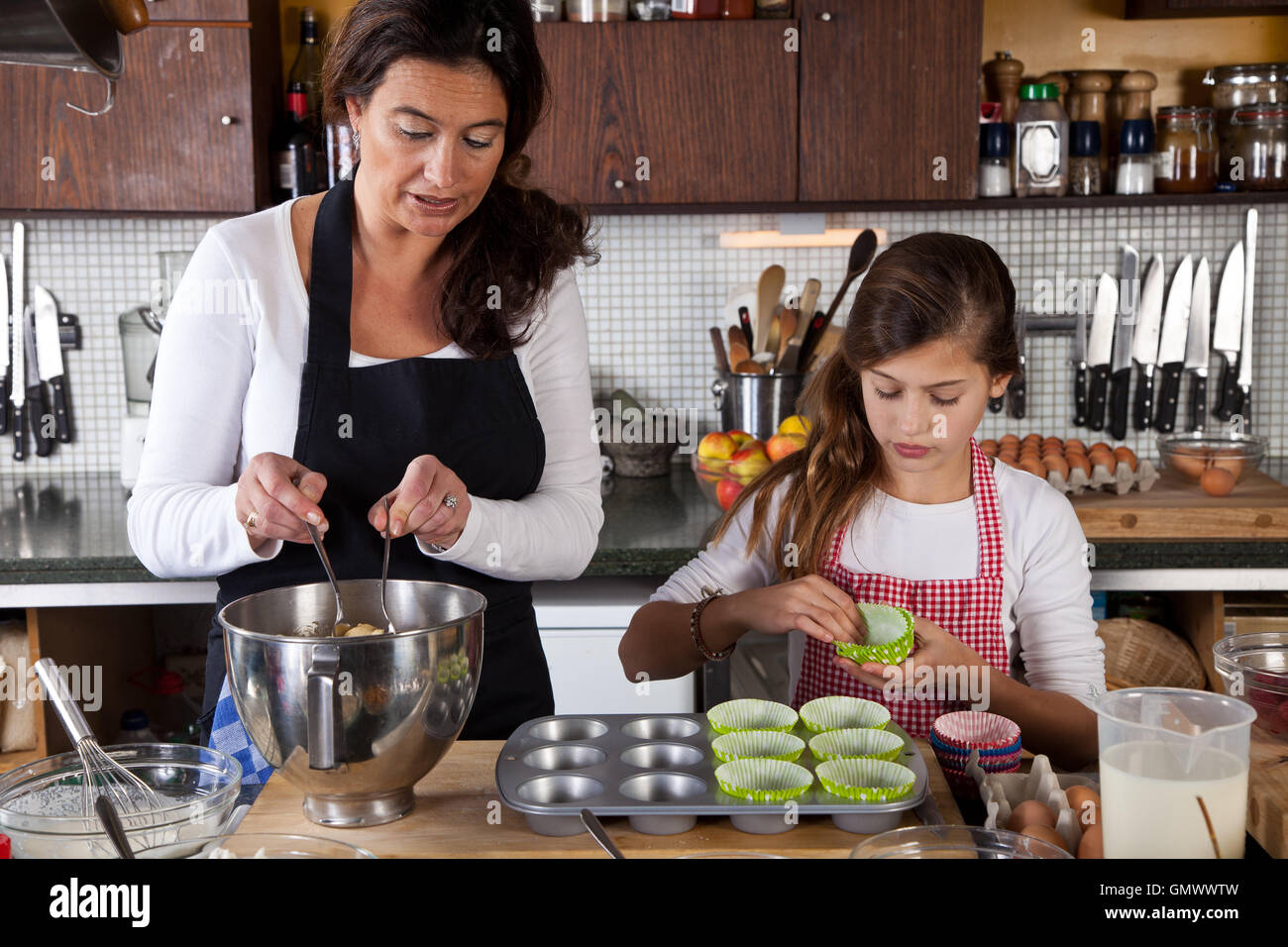 Woman daughter baking cupcakes hi-res stock photography and images - Alamy