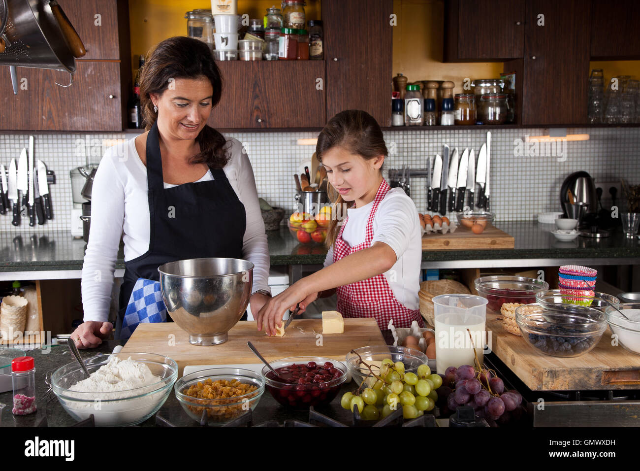 Mother and daughter baking at home Stock Photo - Alamy