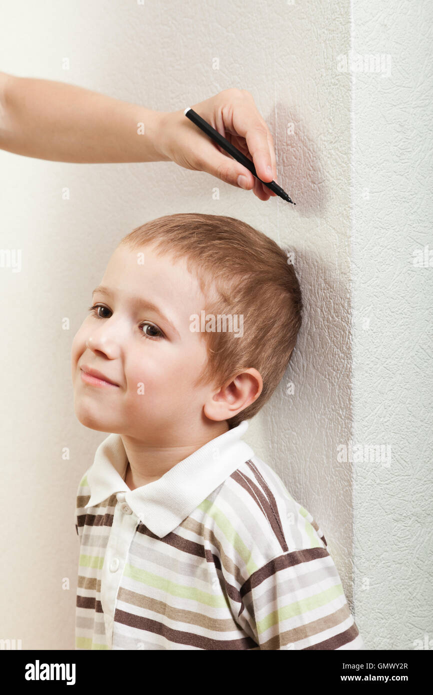 Child height measurement hi-res stock photography and images - Alamy
