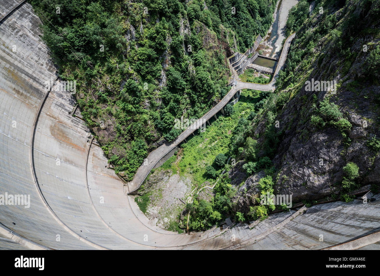 Vidraru Dam on Arges River in Romania Stock Photo - Alamy