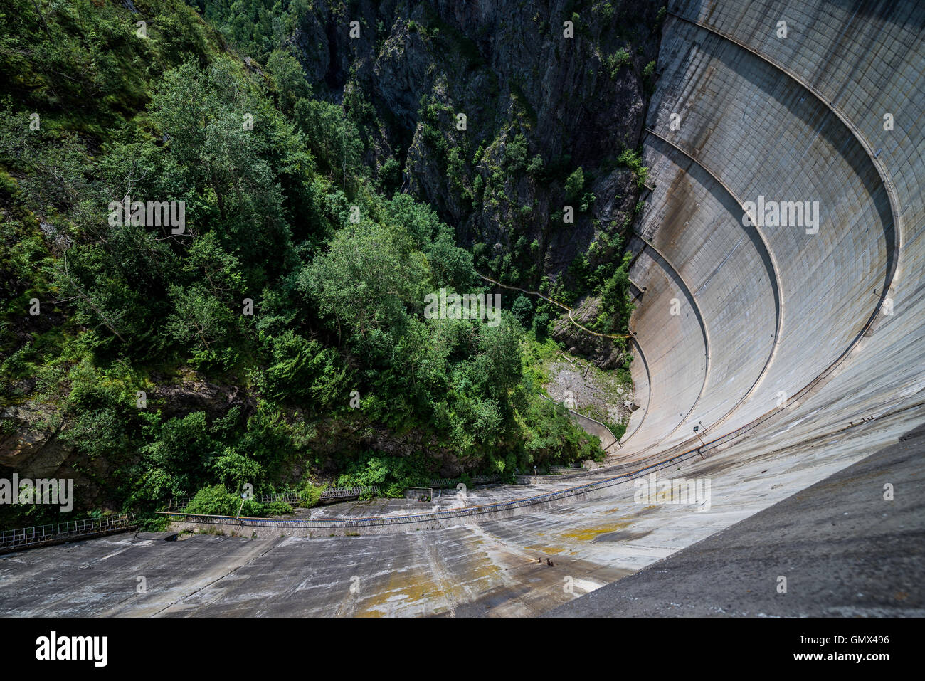 Vidraru Dam on Arges River in Romania Stock Photo - Alamy