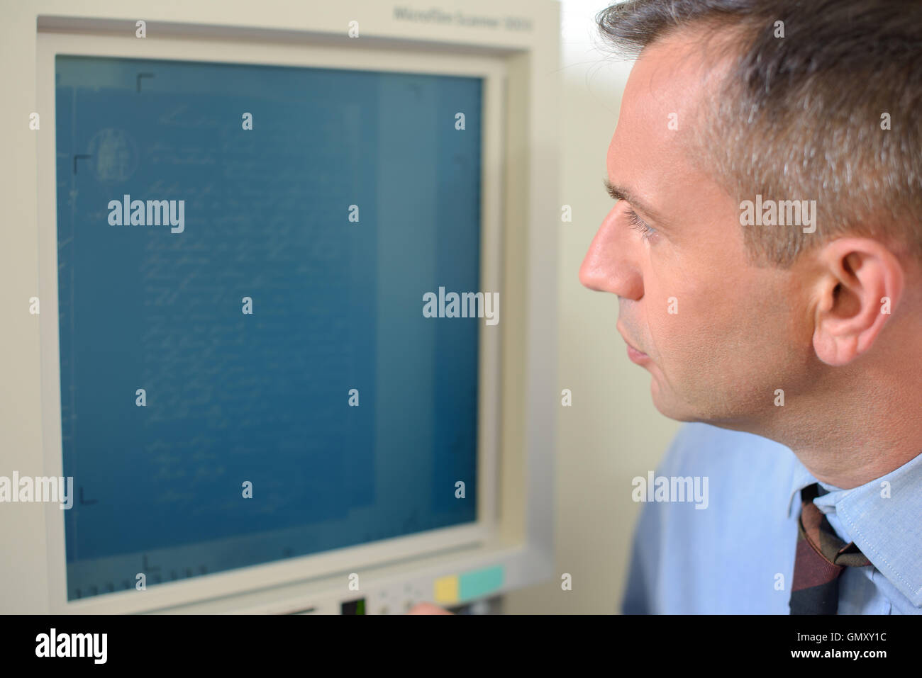 reading using a dynix Stock Photo - Alamy