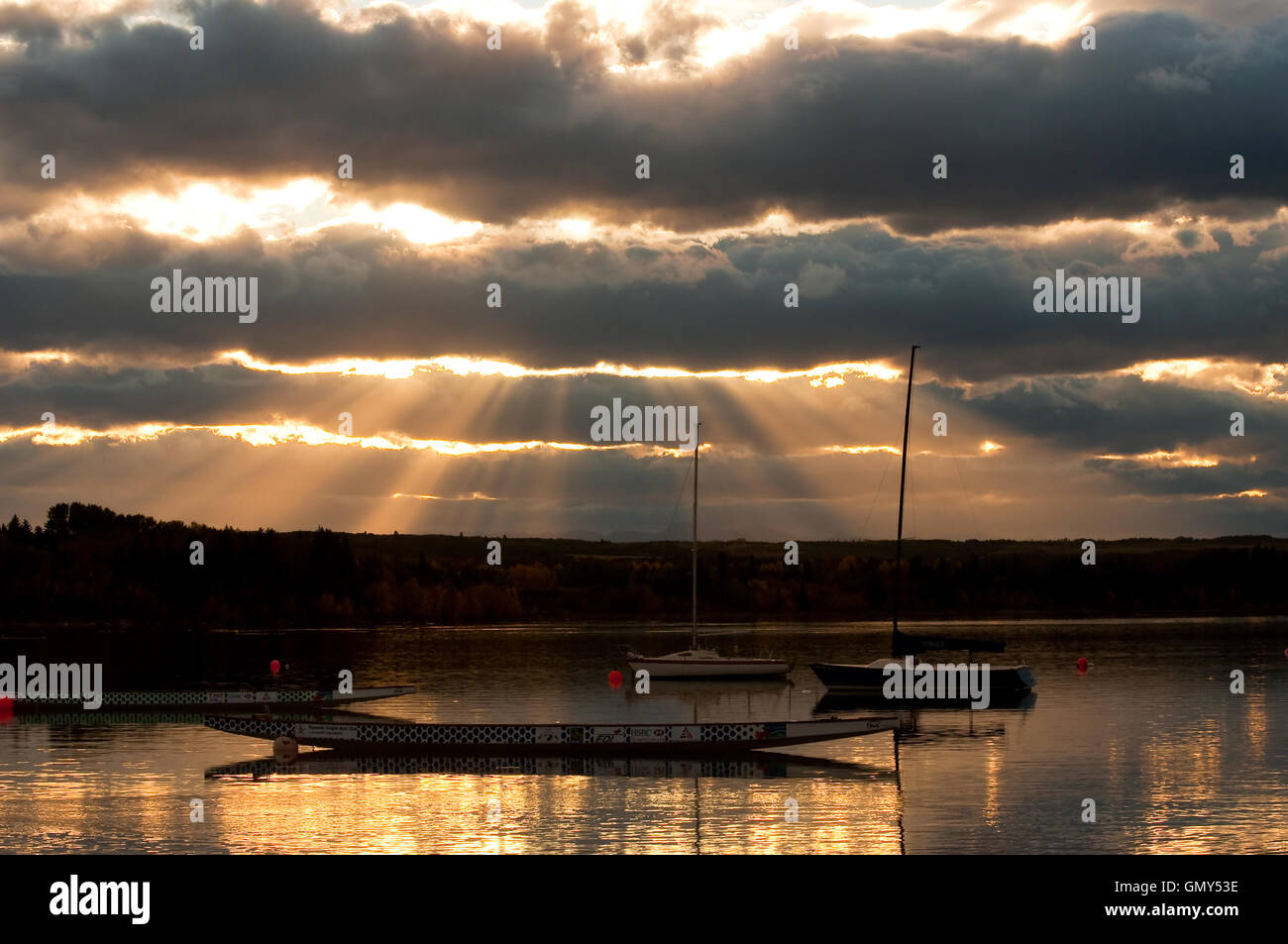 Sun Beaming Through Clouds Stock Photos & Sun Beaming Through Clouds ...