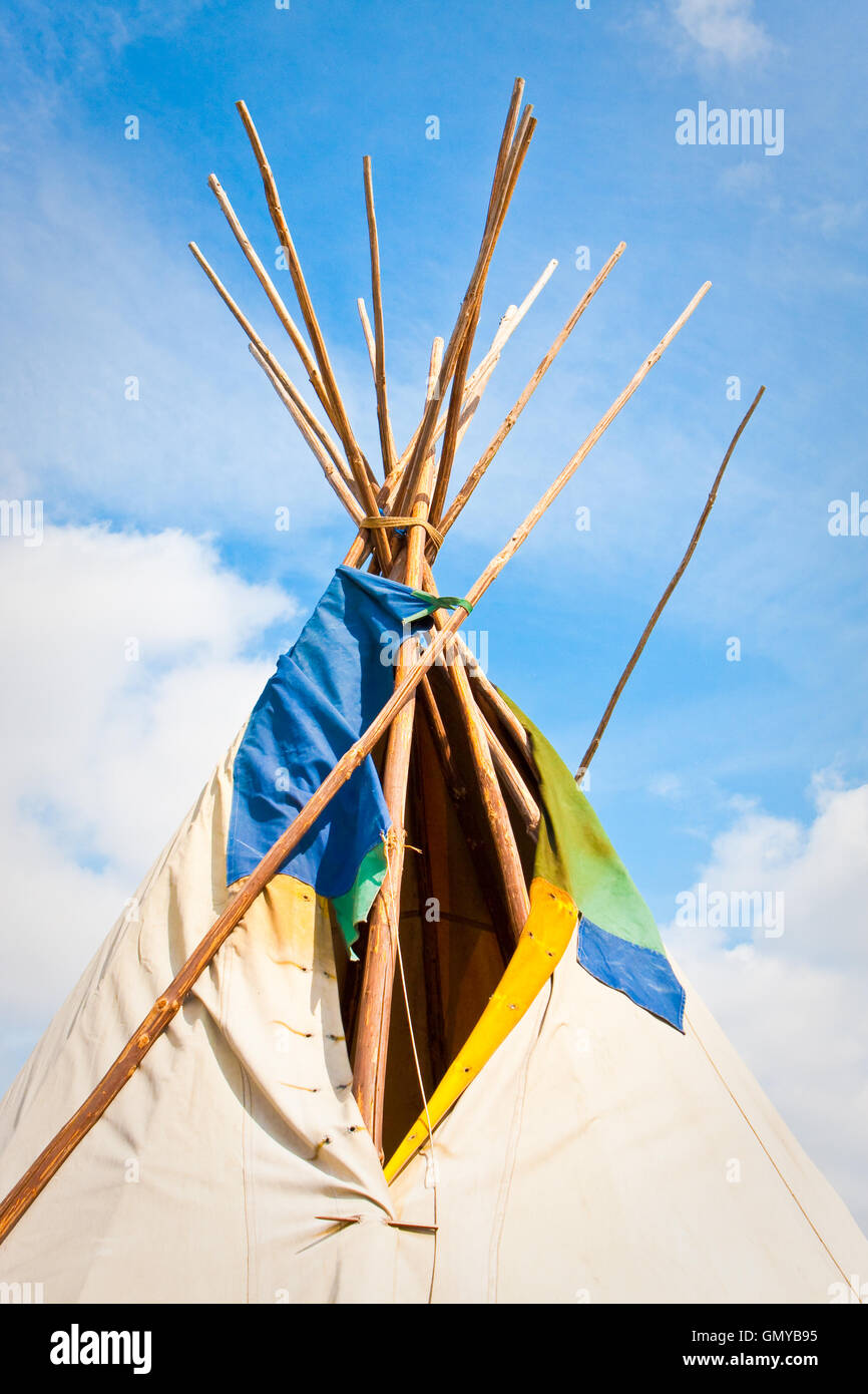 Traditional aboriginal shelter hi-res stock photography and images - Alamy