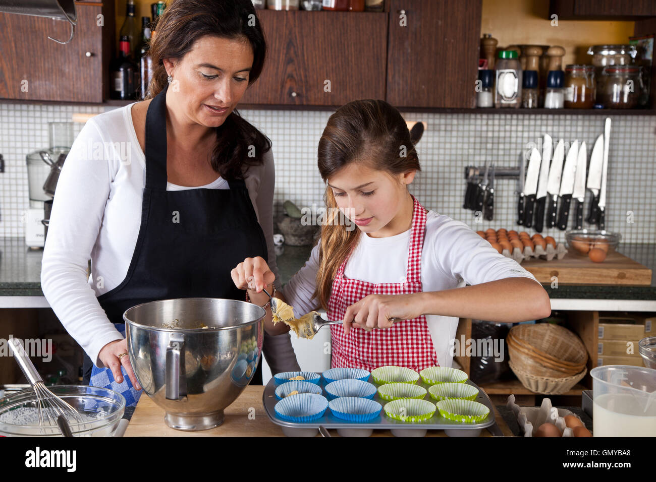 Mother and daughter baking at home Stock Photo - Alamy