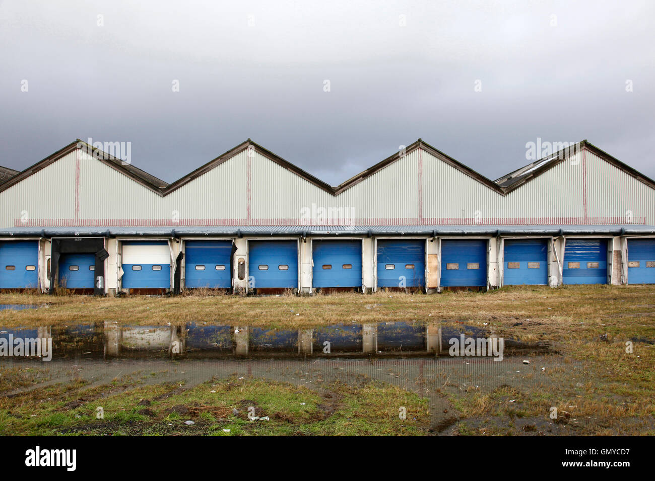 deserted loading docks Stock Photo - Alamy