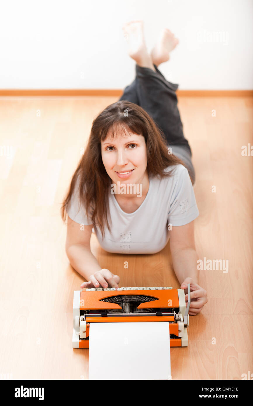 Women typing typewriter Stock Photo - Alamy