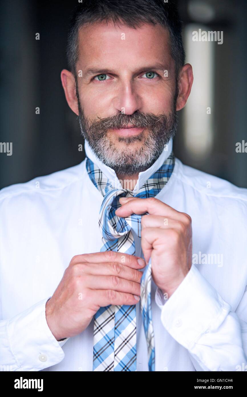 Man tying knot hi-res stock photography and images - Alamy