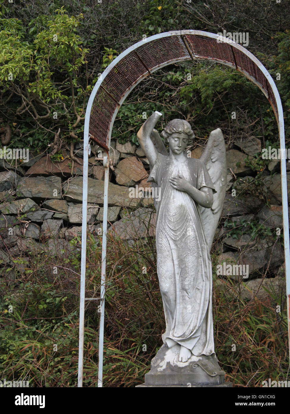 Broken angel statue hi-res stock photography and images - Alamy