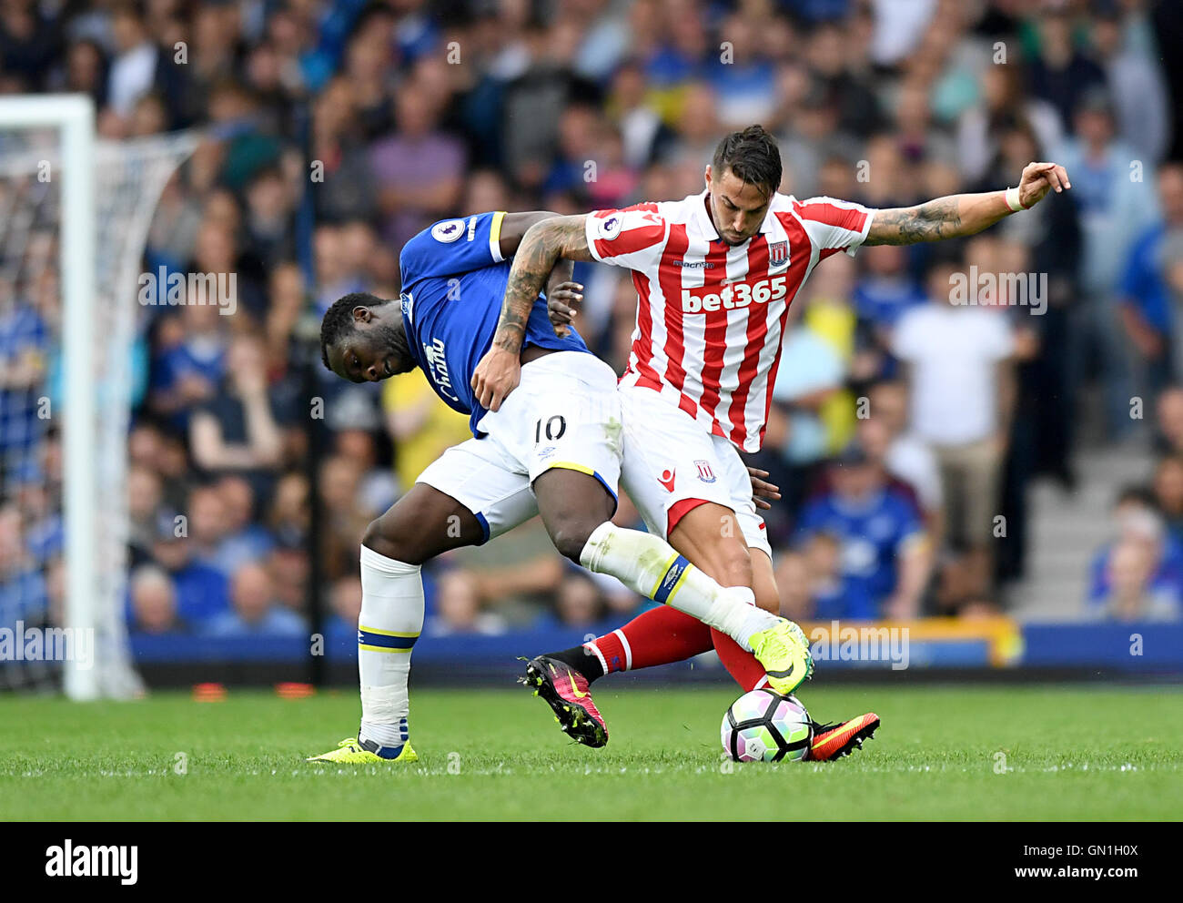 Everton's Romelu Lukaku (left) and Stoke City's Geoff Cameron battle ...