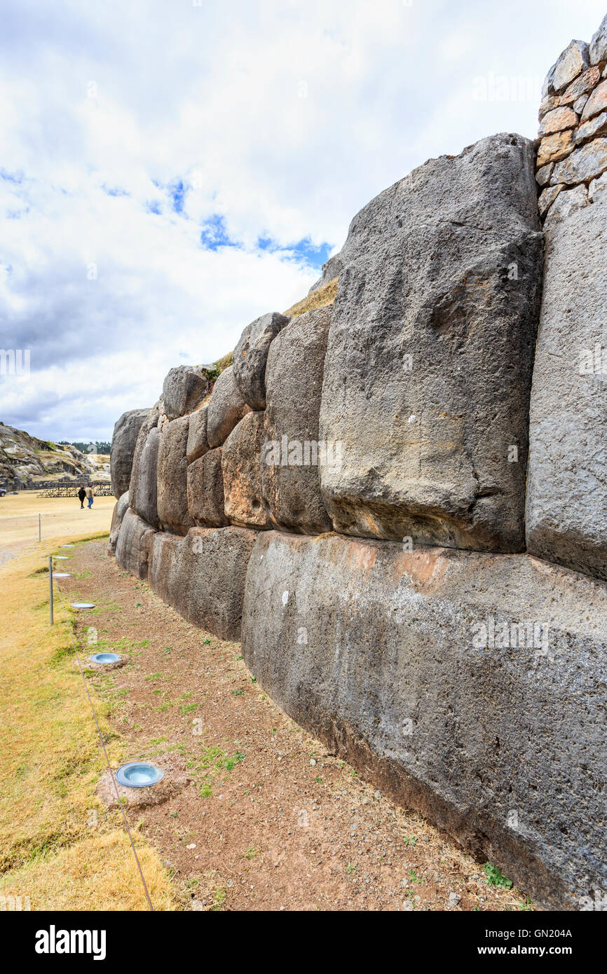 Huge interlocking stones in the walls of Sacsayhuaman, historic capital ...