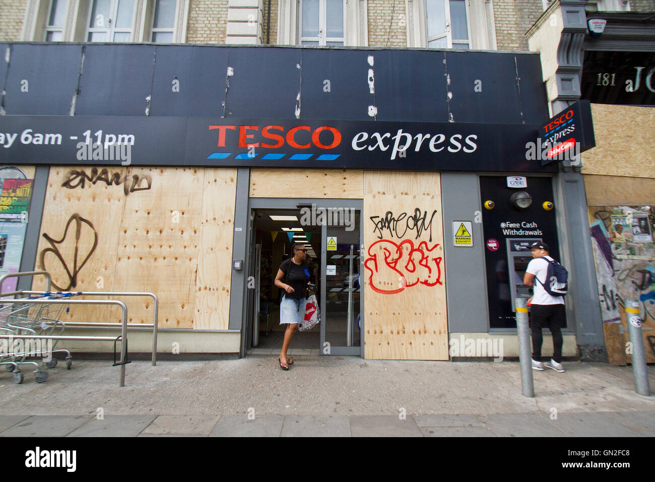 London, UK. 27th Aug, 2016. Tesco supermarket in Ladbroke Grove is ...