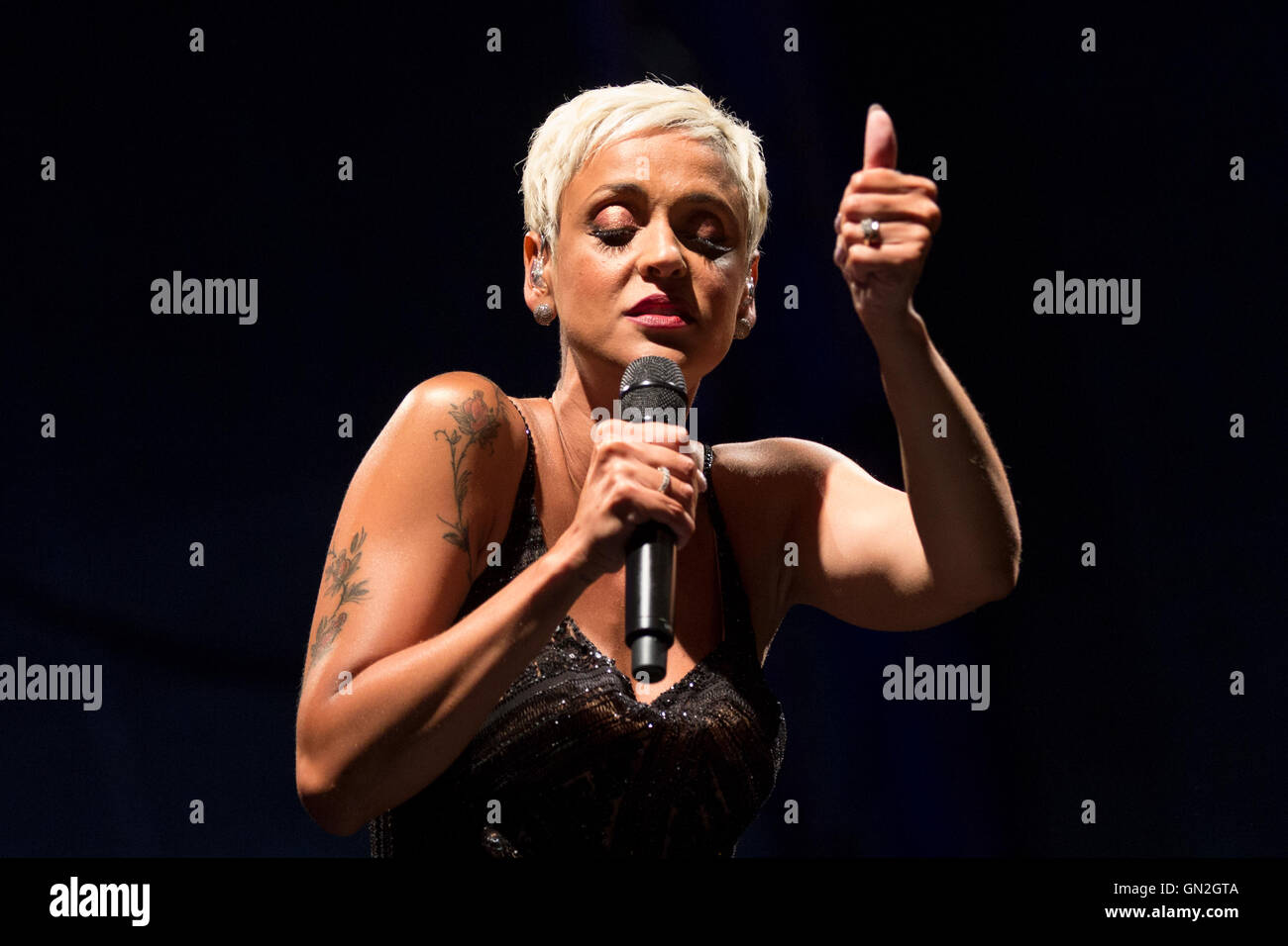 Singer mariza hi-res stock photography and images - Alamy
