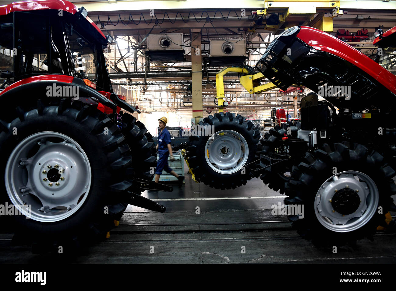 (160827) -- BEIJING, Aug. 27, 2016 (Xinhua) -- A worker produces ...