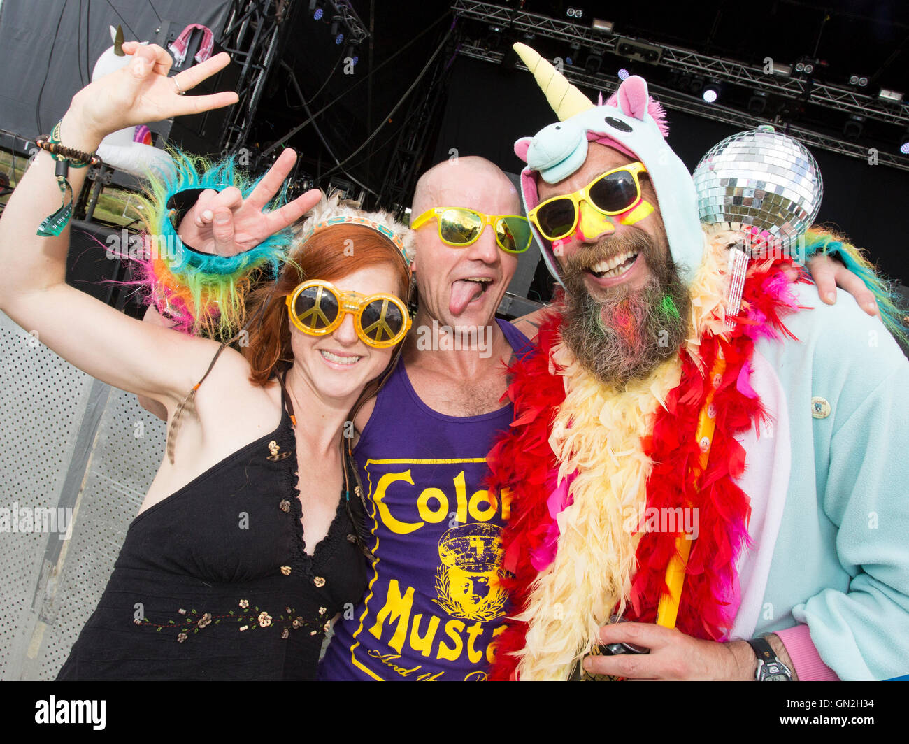 Cool fan crowd sunglasses hi-res stock photography and images - Alamy