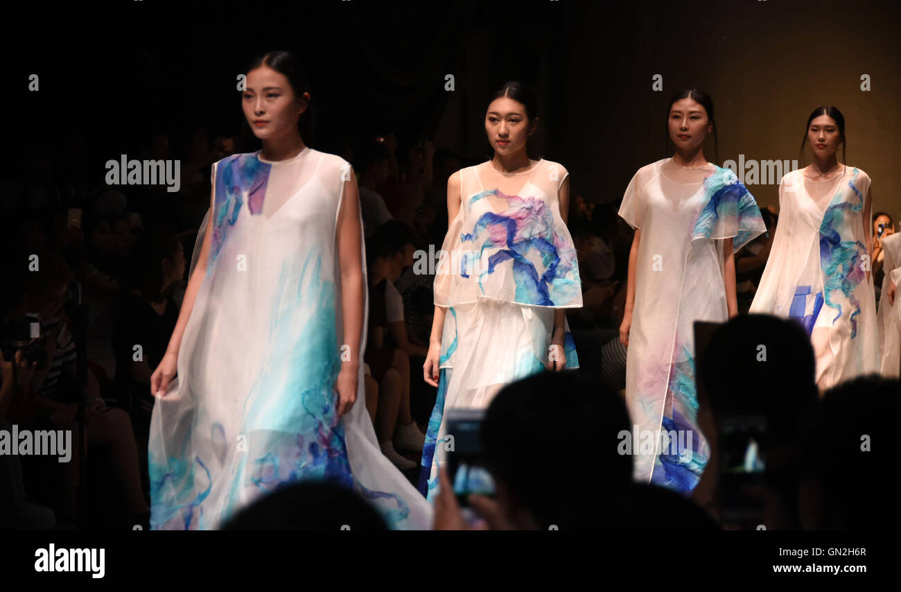 Guangzhou, China's Guangdong Province. 27th Aug, 2016. Model present ...