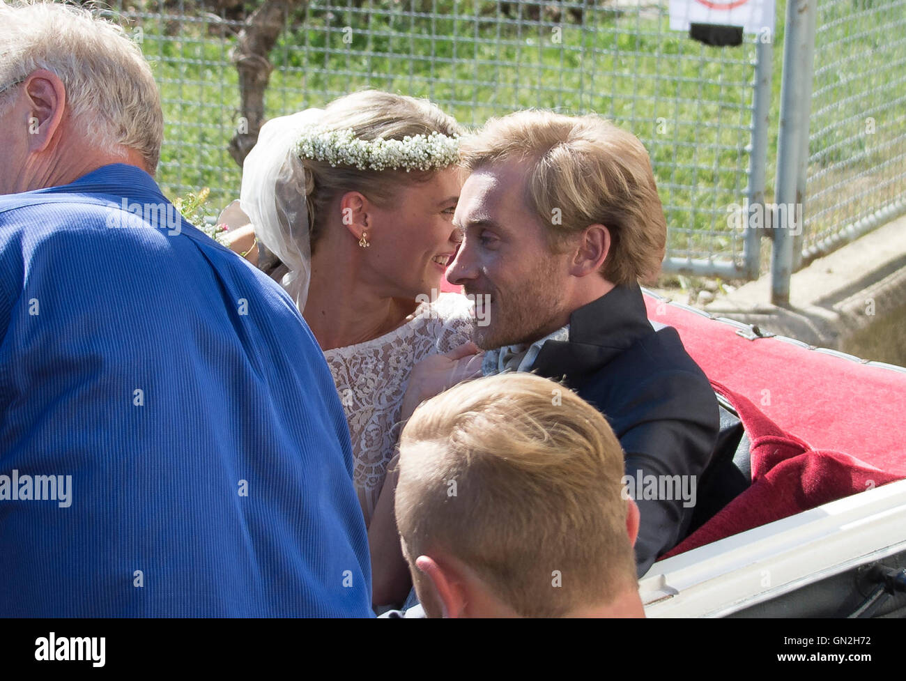 Mappach, Germany. 27th Aug, 2016. Actress Sarah Elena Timpe (l) and her ...