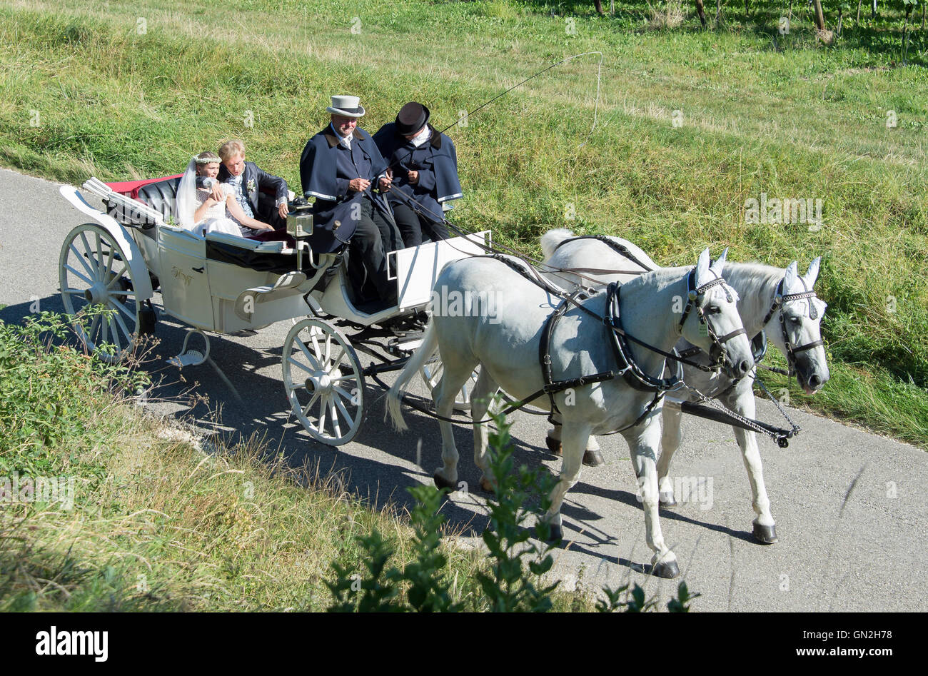 Mappach, Germany. 27th Aug, 2016. Actress Sarah Elena Timpe (l) and her ...