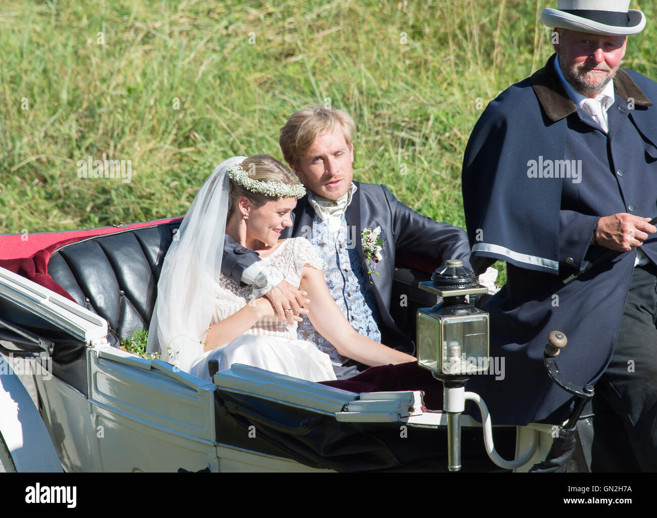 Mappach, Germany. 27th Aug, 2016. Actress Sarah Elena Timpe (l) and her ...
