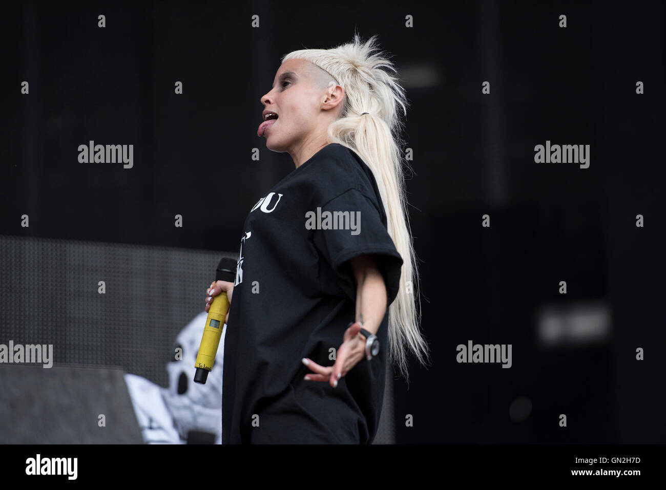 Yolandi Moons Crowd