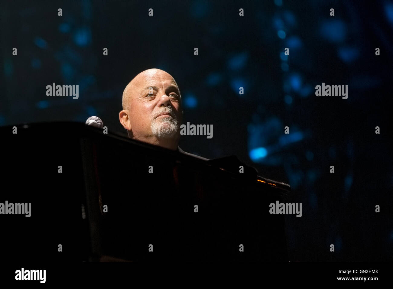 Chicago, Illinois, USA. 26th Aug, 2016. Musician BILLY JOEL performs ...