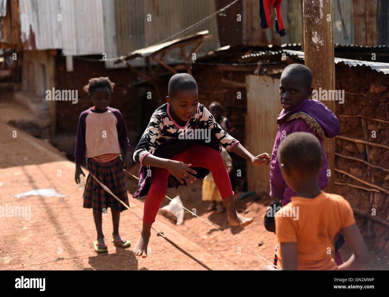 Nairobi, Kenya. 26th Aug, 2016. Children play game in Kibera slum ...