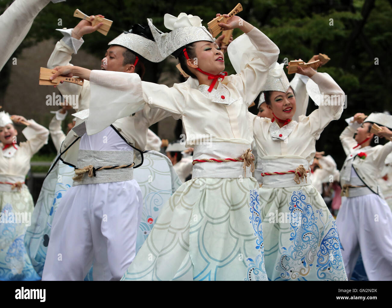 Tokyo, Japan. 27th Aug, 2016. Dancers using the "naruko" castanets ...