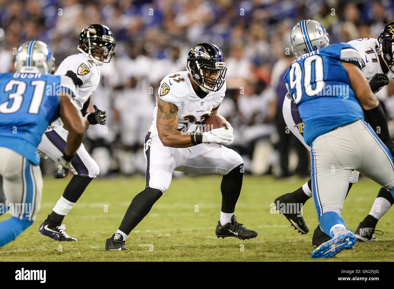 Baltimore, USA. 27th Aug, 2016. WARRINGTON BYNDOM (33) rushes with the ...