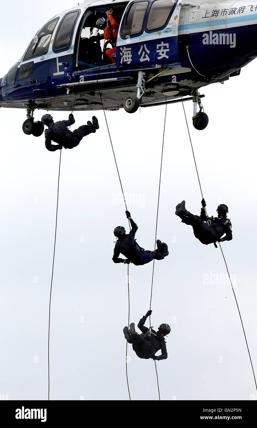 China swat team hi-res stock photography and images - Alamy