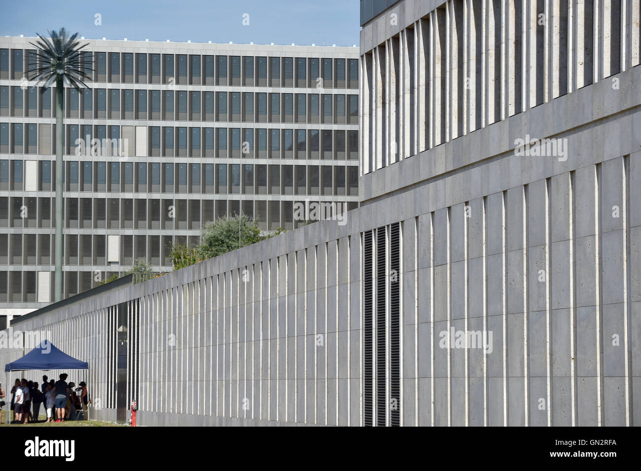 Berlin, Germany. 28th Aug, 2016. Members of the public visit the German ...