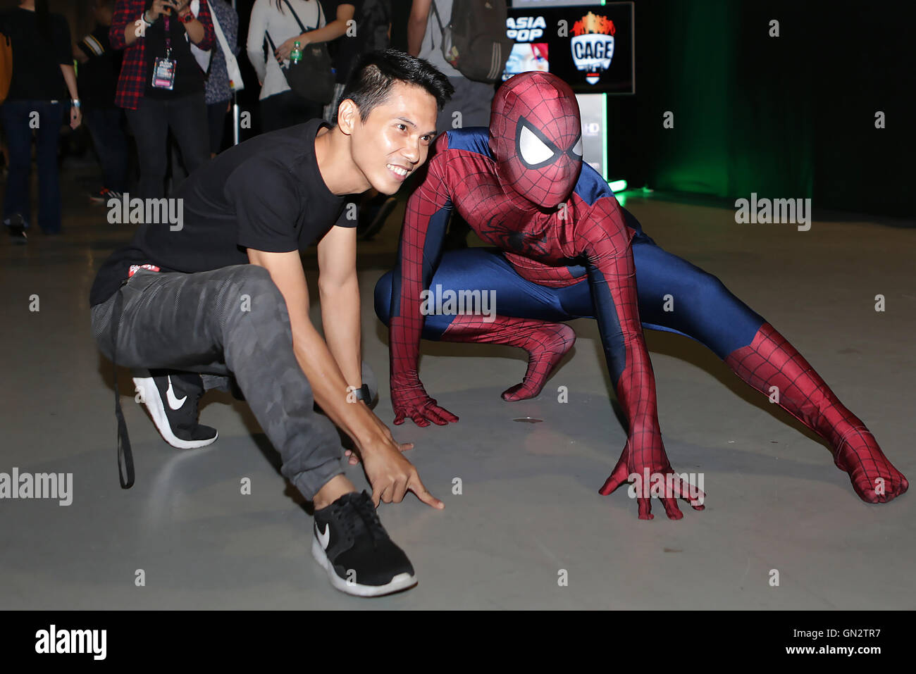 Pasay City, Philippines. 28th Aug, 2016. A visitor poses with a man ...