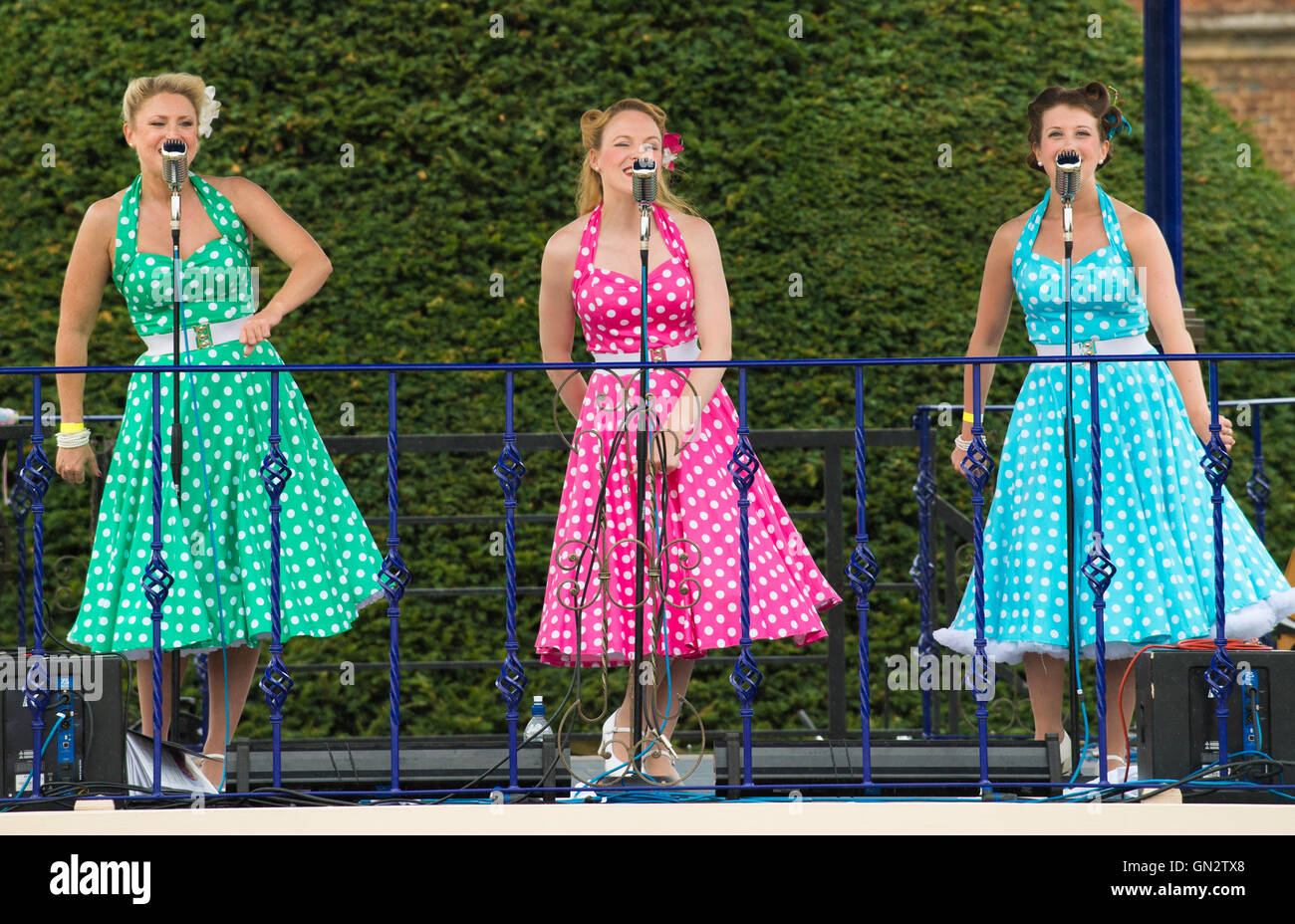 Polka dancers hi-res stock photography and images - Alamy