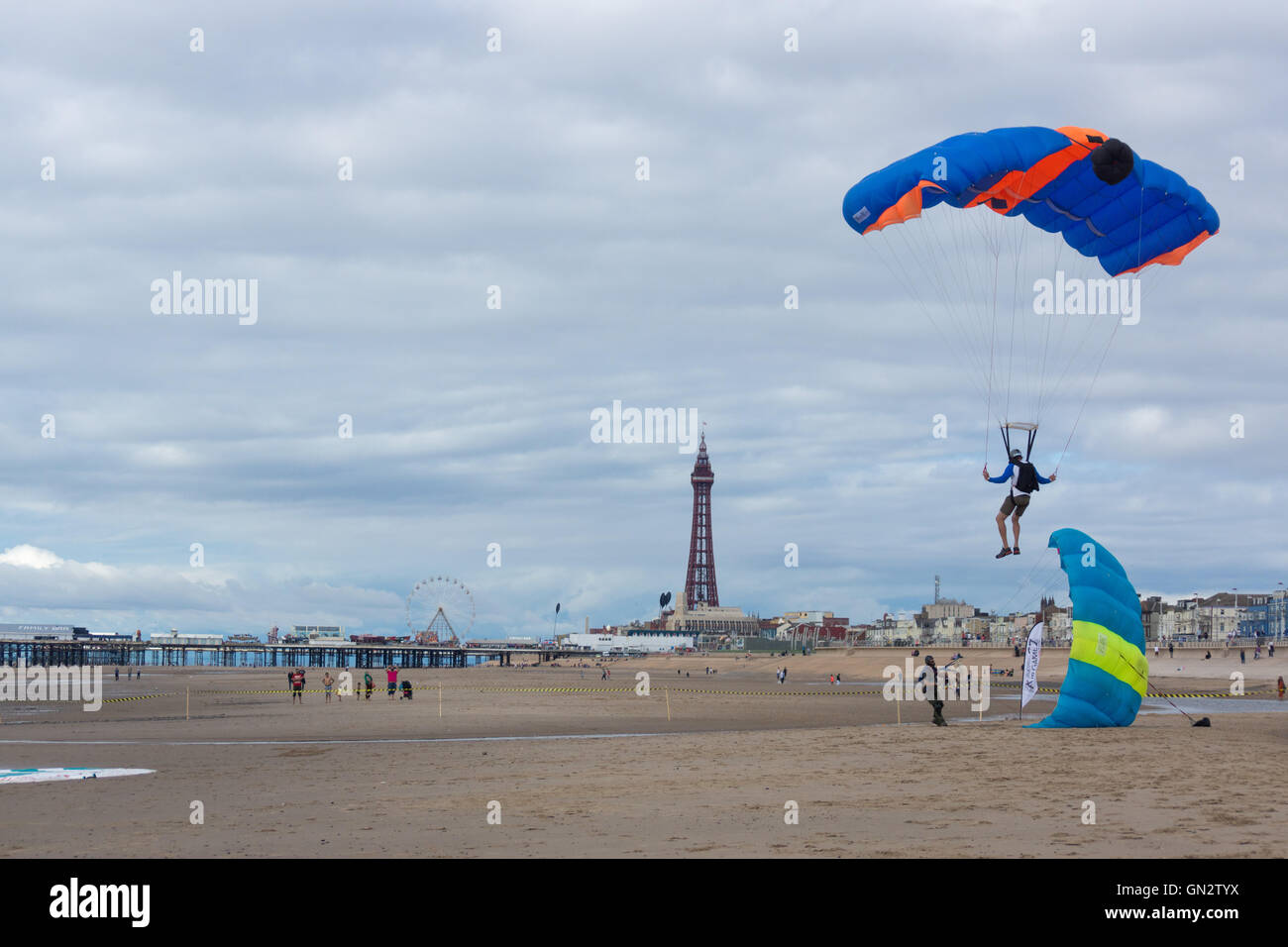 Blackpool,UK. 28th August 2016 Weather news.Warm and dry in Blackpool ...