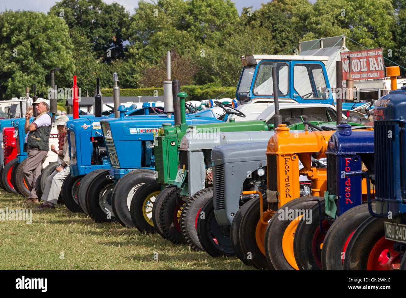 Line up of tractors hi-res stock photography and images - Alamy