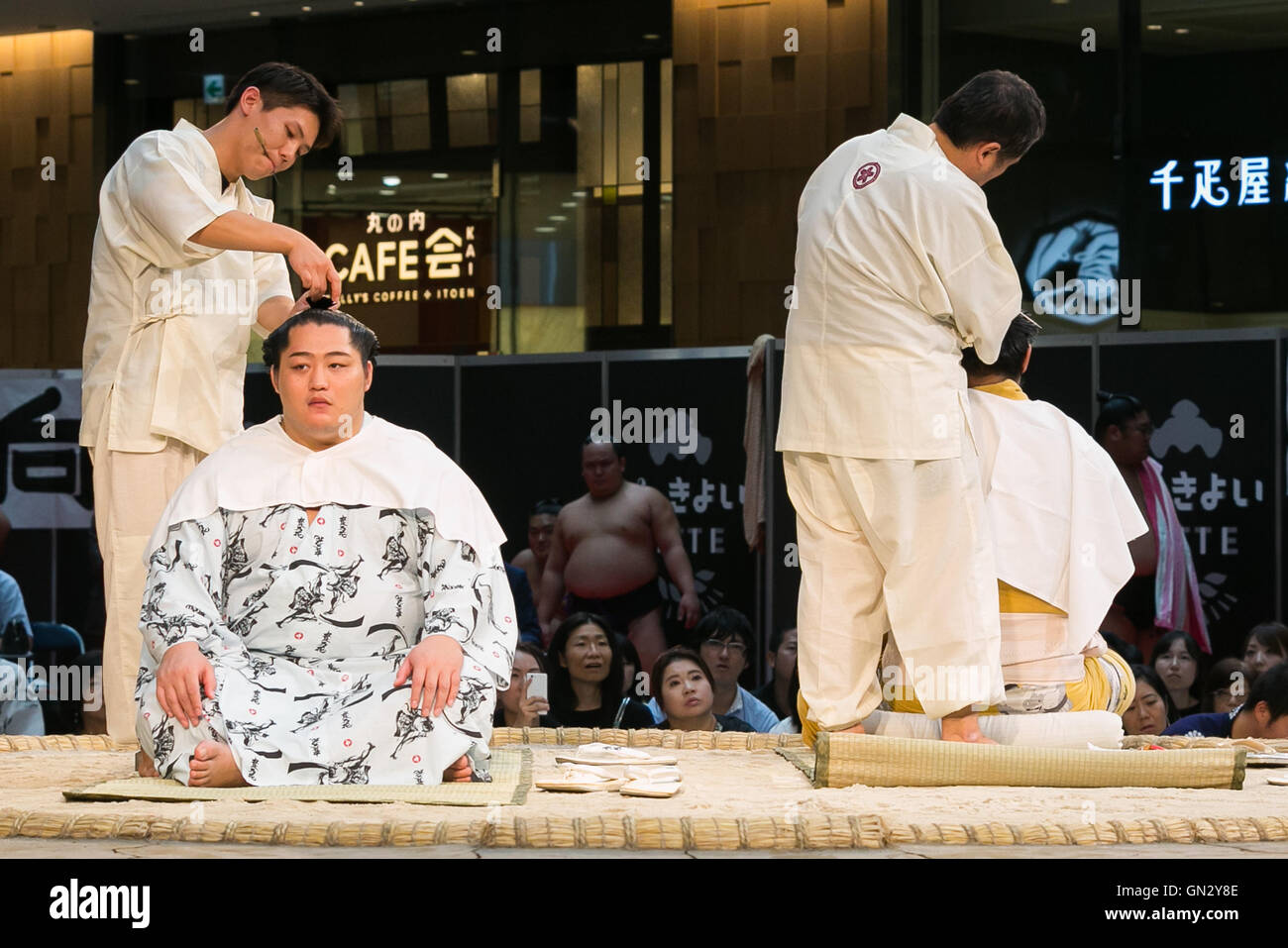 Tokyo, Japan 28th Aug, 2016 Barbers cut the hair of sumo wrestlers ...