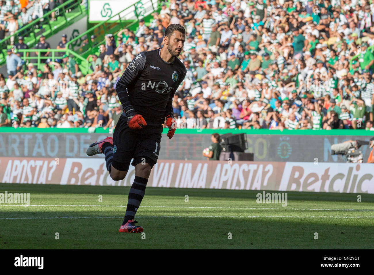 Lisbon, Portugal. 28th Aug, 2016. SportingÕs Portuguese goalkeeper Rui ...