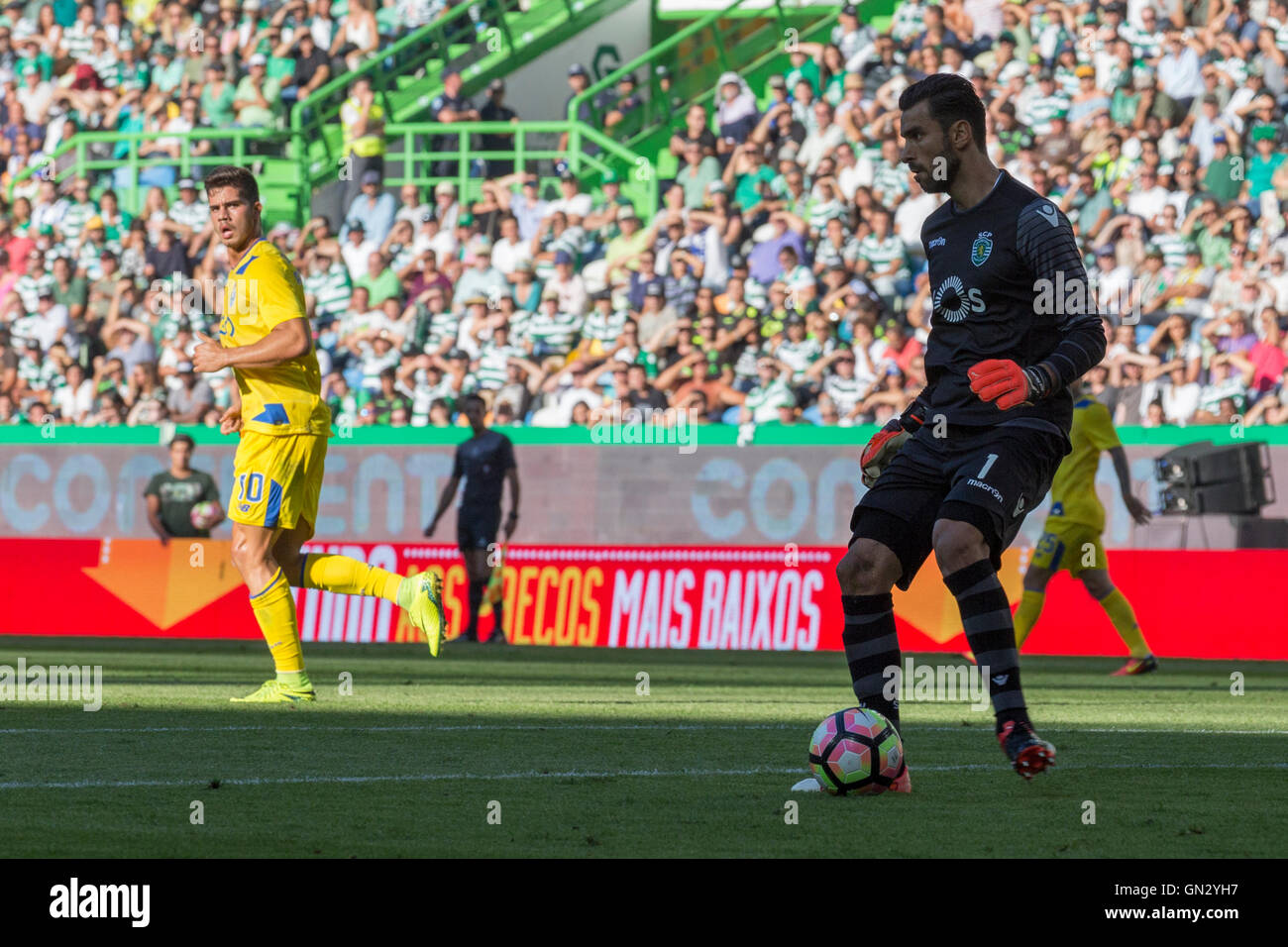 Lisbon, Portugal. 28th Aug, 2016. Sporting's Portuguese goalkeeper Rui ...