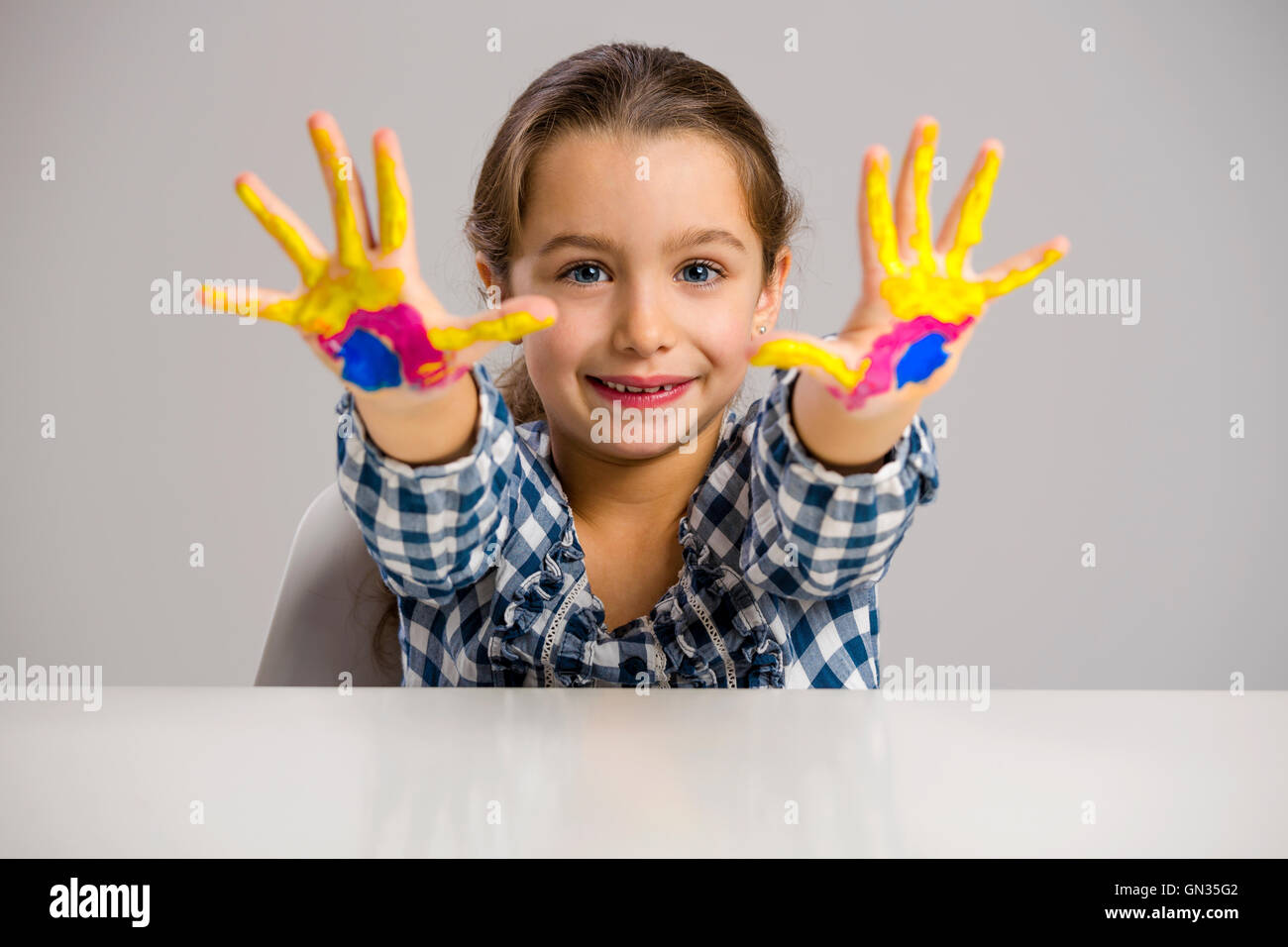 Hands in paint hi-res stock photography and images - Alamy