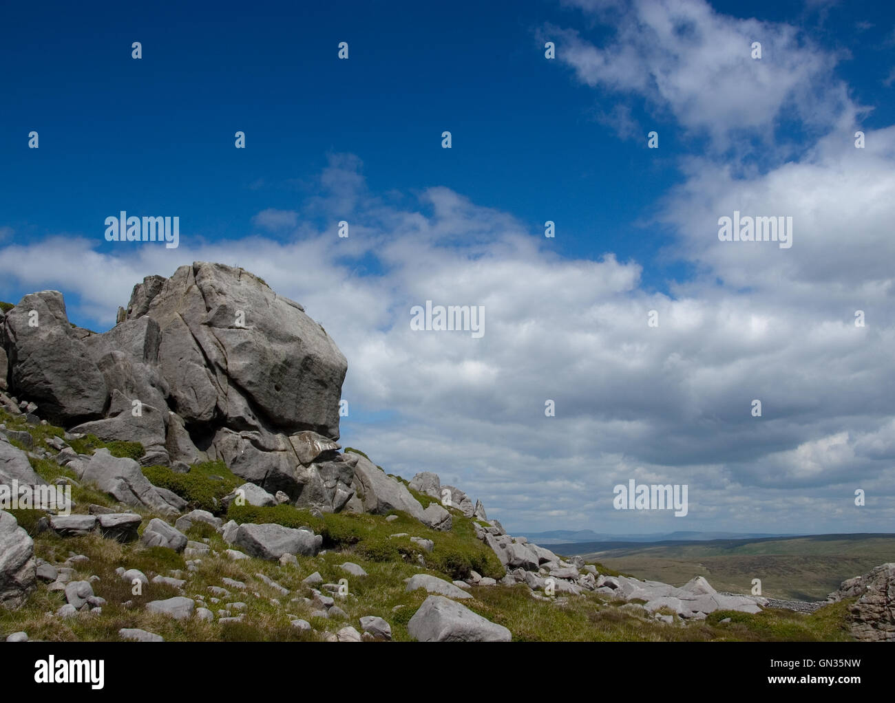 Outcrop crag hi-res stock photography and images - Alamy