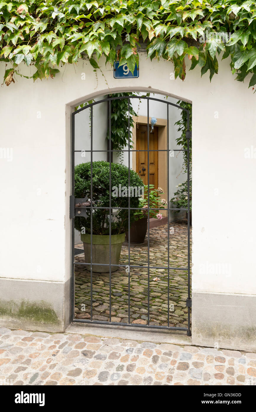 Doorway entrance gate courtyard hi-res stock photography and images - Alamy