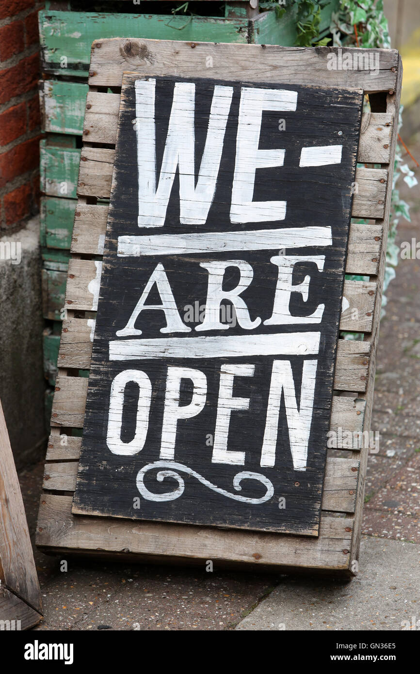 Pub sign lettering hi-res stock photography and images - Alamy