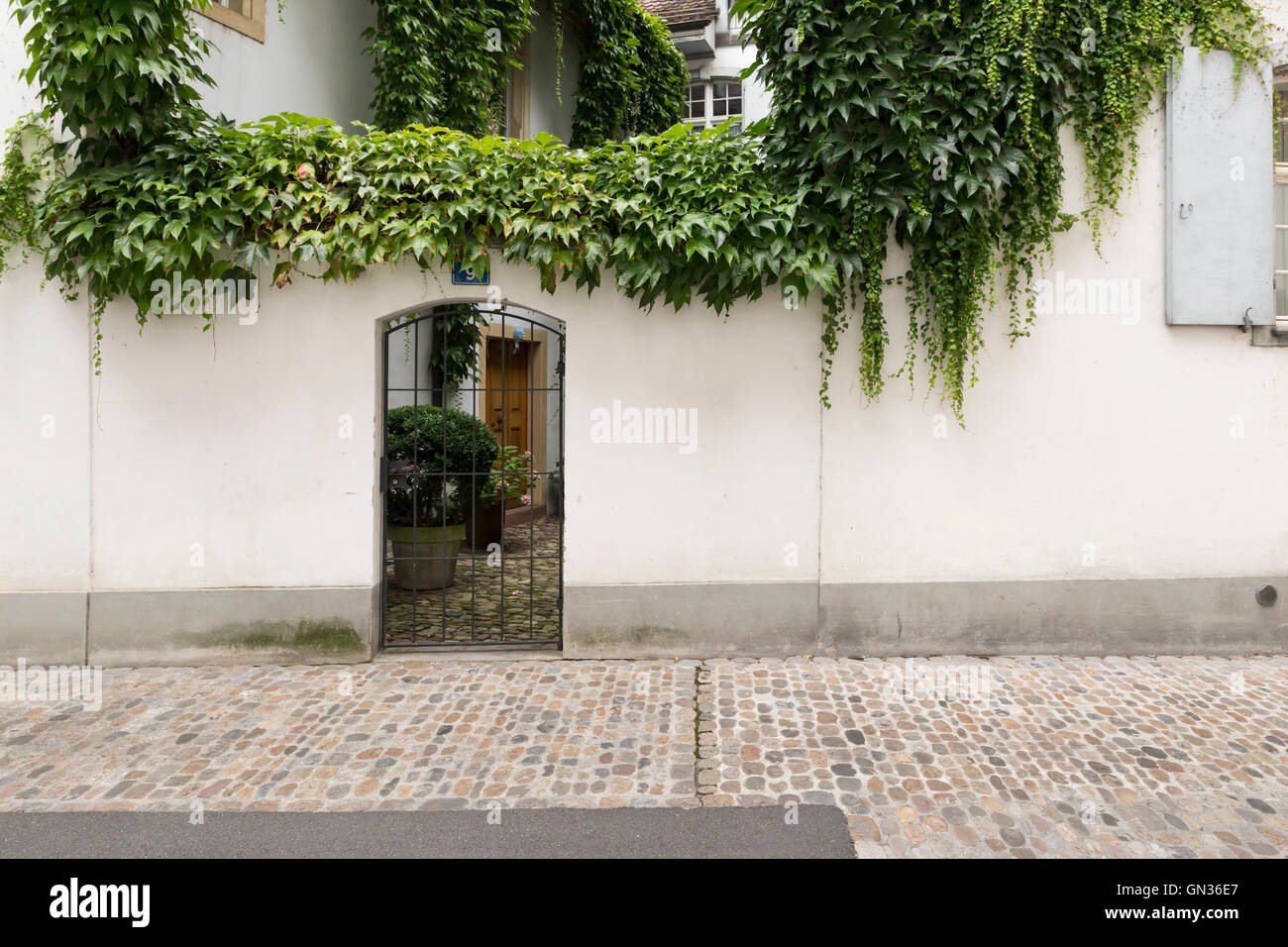Doorway entrance gate courtyard hi-res stock photography and images - Alamy