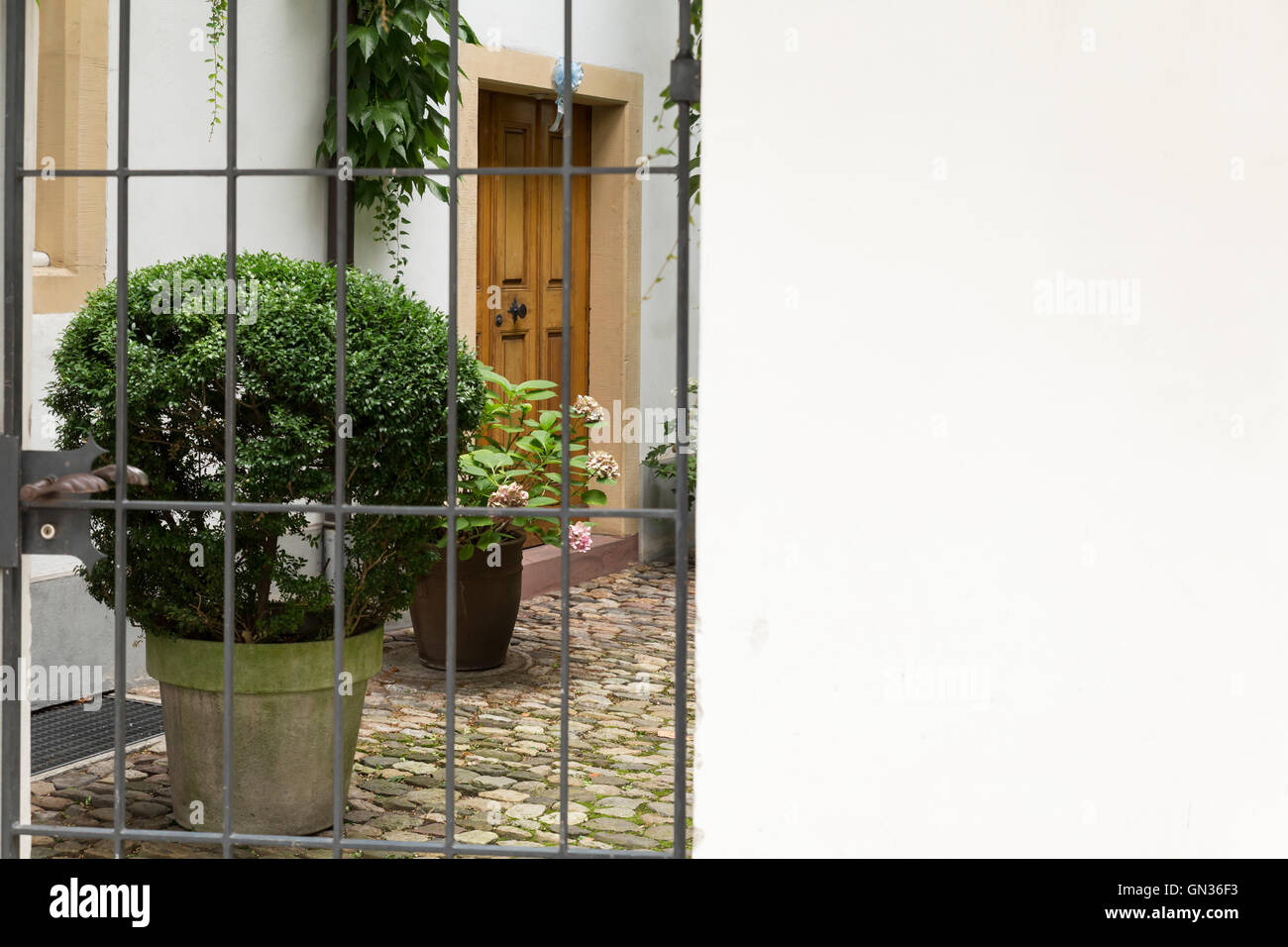 Doorway entrance gate courtyard hi-res stock photography and images - Alamy