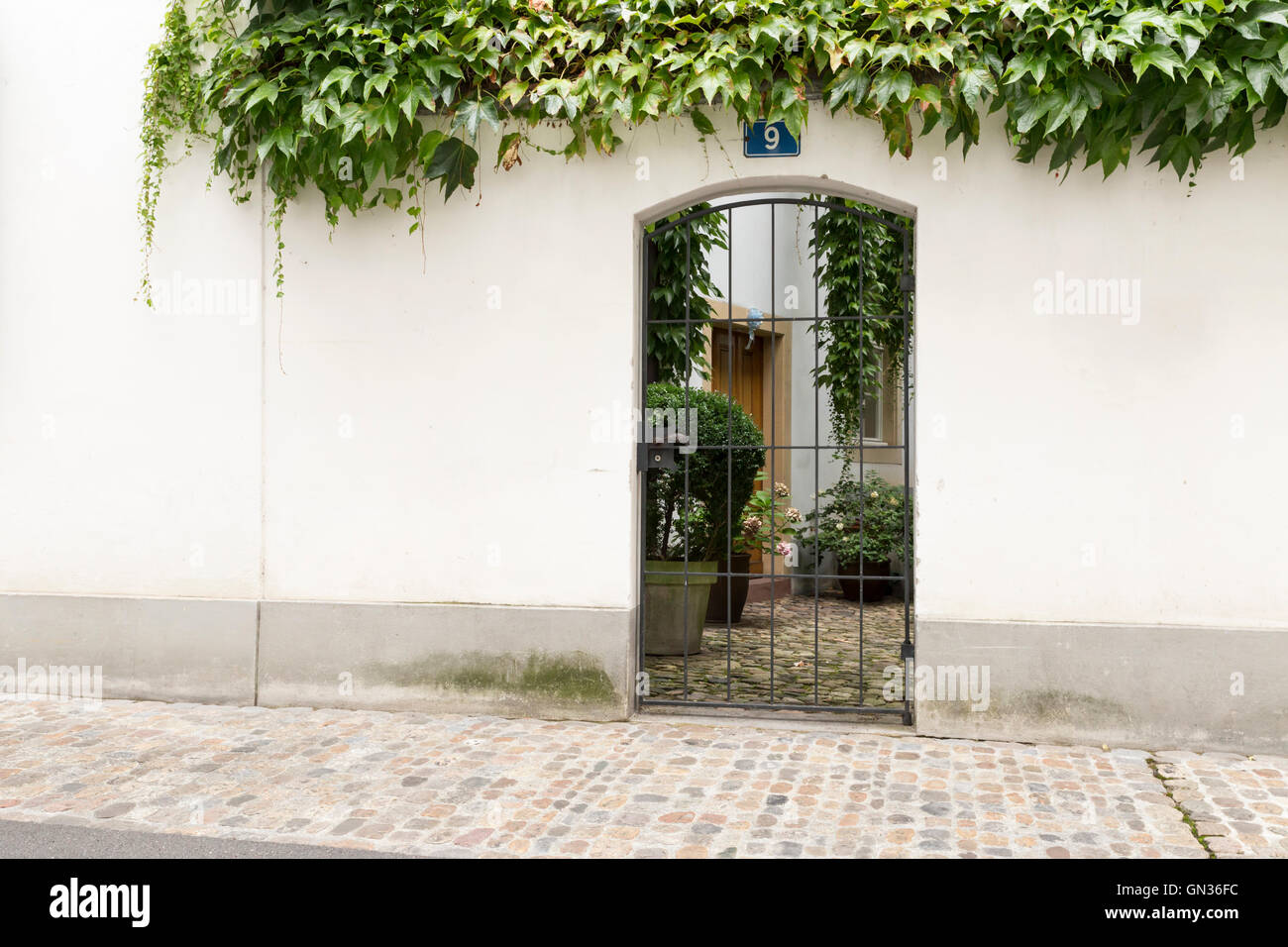 Doorway entrance gate courtyard hi-res stock photography and images - Alamy