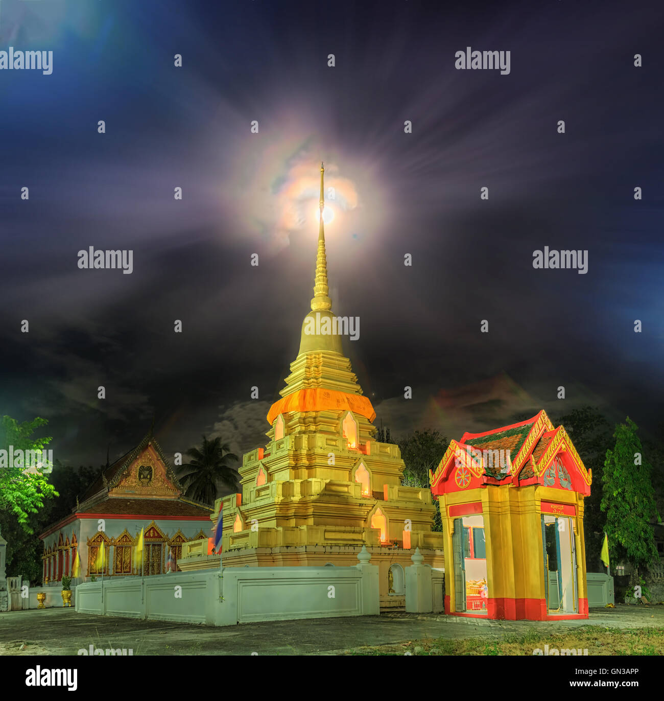 Golden god pagoda hi-res stock photography and images - Alamy