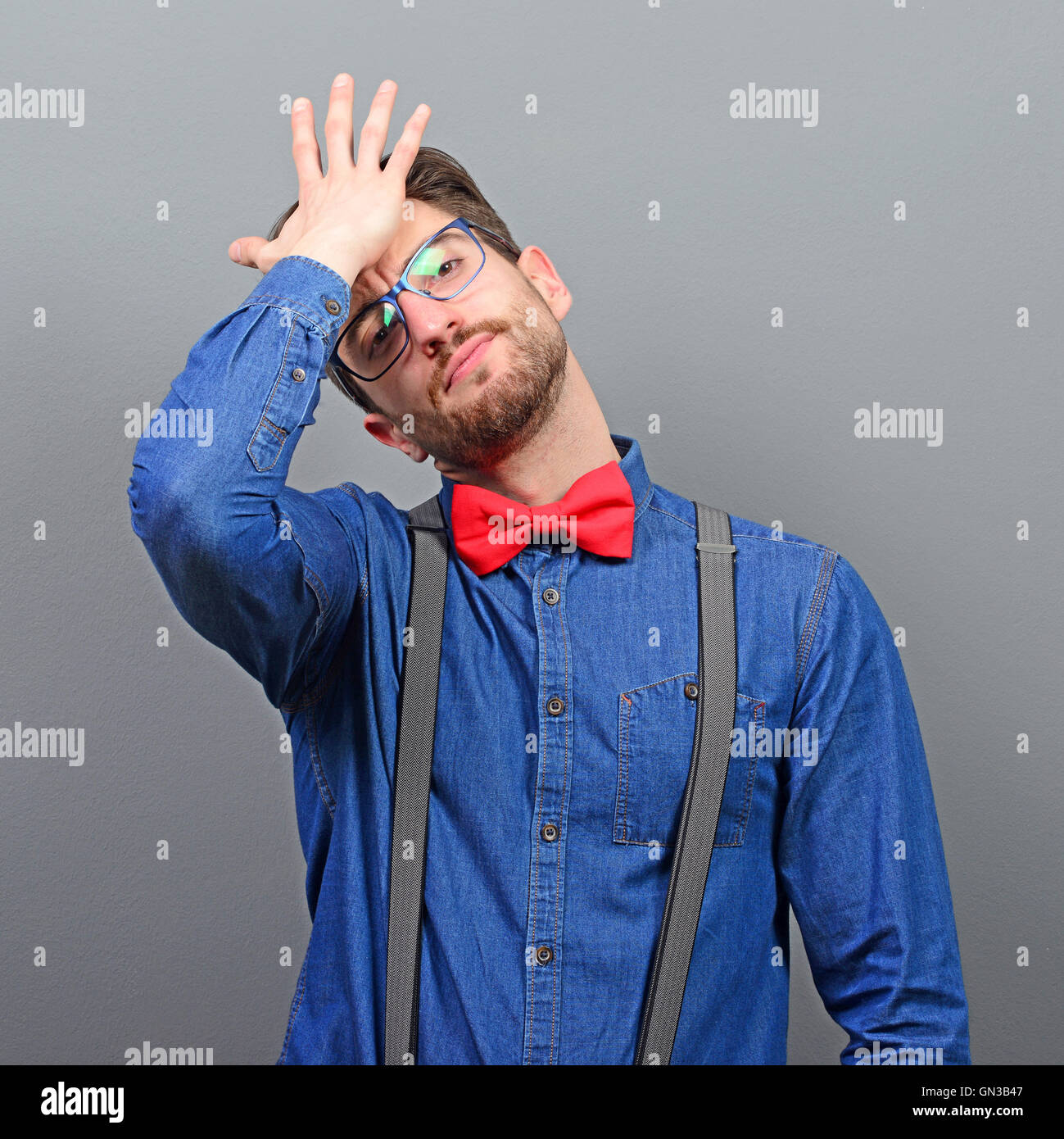 Portrait of forgetful man against gray background Stock Photo - Alamy