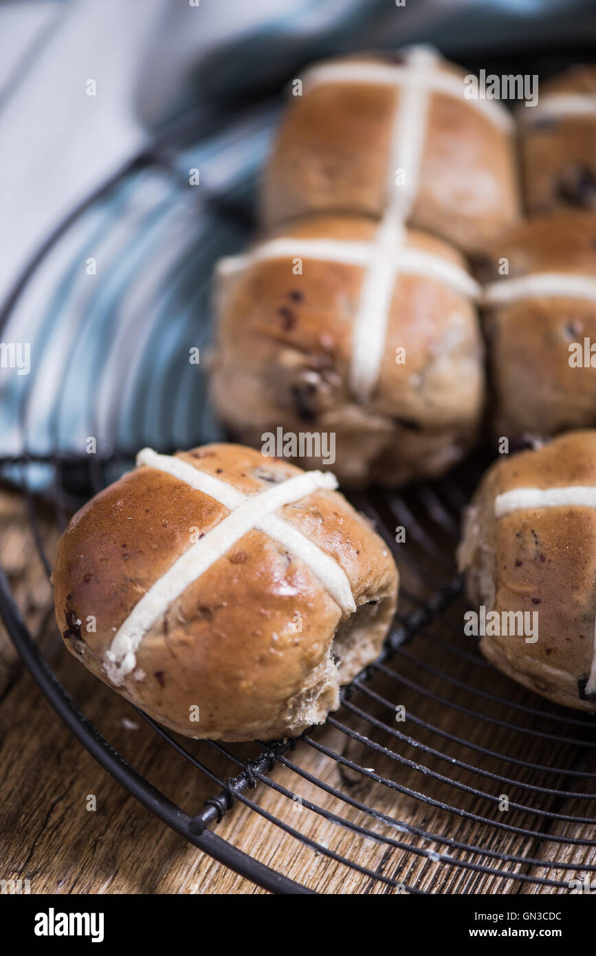 Hot cross buns on cooling hi-res stock photography and images - Alamy