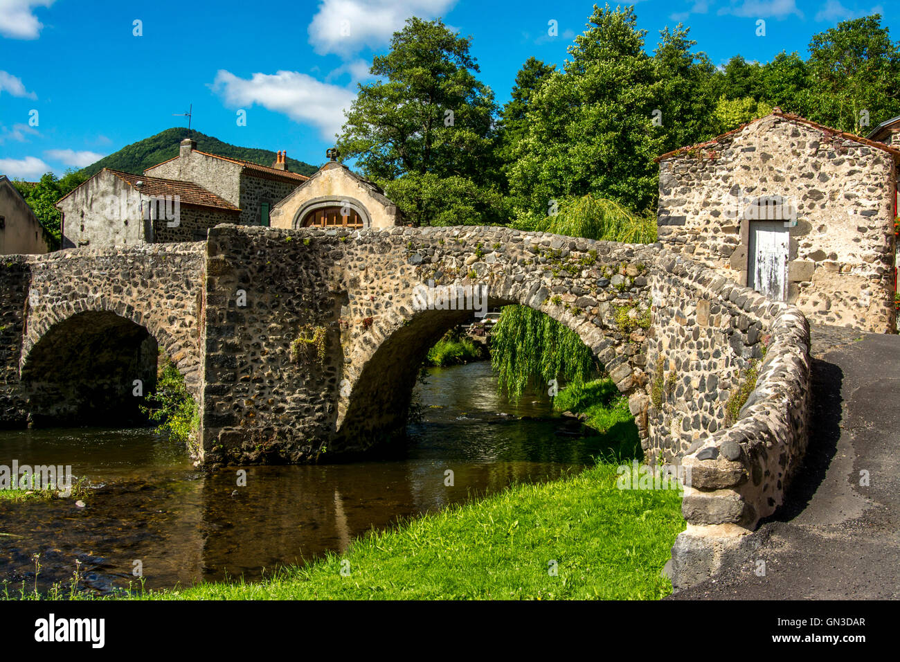 Medieval Stone Bridges High Resolution Stock Photography and Images - Alamy